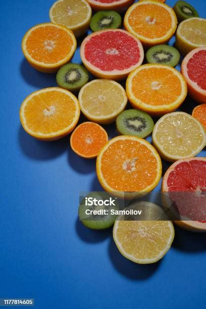 푸른 배경에 신선한 여름 과일입니다 플랫 레이 열대 여름 믹스 자몽 오렌지 만다린 키위 레몬 0명에 대한 스톡 사진 및 기타 이미지 Istock