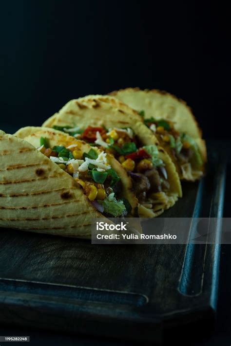 나무 판에 고기 치즈 옥수수 양파 돼지 고기 허브멕시코 타코의 사진 케첩 소스와 고추 검은 색 배경입니다 위에서 보기 0명에 대한 스톡 사진 및 기타 이미지 Istock