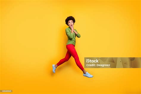 그녀의 전체 길이 몸 크기보기 그녀의 좋은 매력적인 사랑스러운 예쁜 펑키 소녀 궁금 물결 모양의 머리 소녀 점프 Omg 표현 위에 고립 된 밝은 생생한 빛나는 활기찬 노란색