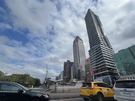 張哲生 一山還有一山高 2022年11月20日，張哲生攝於臺北市中正區重慶北路和忠孝西路口。 照樣造句：