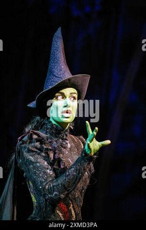 Idina Menzel Elphaba In Wicked At The Apollo Victoria London Sw1 27