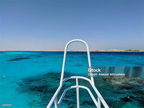 배의 활에서 푸른 붉은 바다까지 아름다운 전망 공간을 복사합니다 후르가다 이집트 0명에 대한 스톡 사진 및 기타 이미지 0명 경관 경외감 Istock