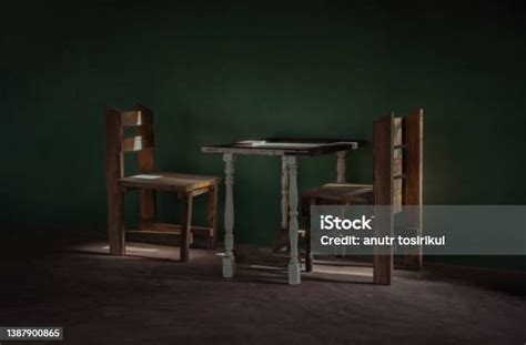 두 개의 나무 의자와 녹색 시멘트 벽 앞에 서 있는 오래된 나무 흰색 테이블 0명에 대한 스톡 사진 및 기타 이미지 0명 가구 거실 Istock