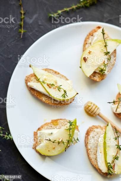 흰 접시에 배와 블루 치즈를 곁들인 샌드위치 또는 브루스케타 건강한 식생활에 대한 스톡 사진 및 기타 이미지 건강한 식생활 과일 그리스 음식 Istock