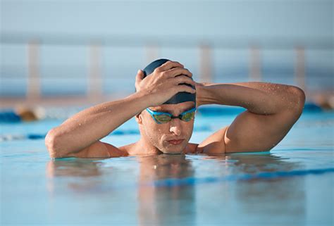 올림픽 크기의 수영장에서 수영하는 잘 생긴 젊은 남성 선수의 샷 25 29세에 대한 스톡 사진 및 기타 이미지 25 29세
