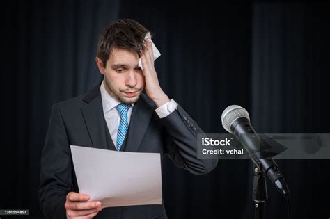 땀을 흘리는 신경 질 적인 스피커는 대중의 연설을 두려워합니다 앞에 마이크 연설에 대한 스톡 사진 및 기타 이미지 연설 무서움 불안 Istock