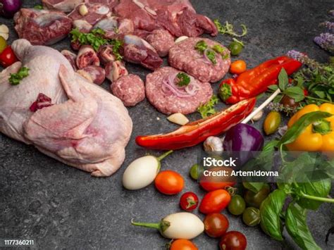 생고기의 다른 종류 쇠고기 닭고기 양고기 길버트 돼지 고기 허브 양상추 마늘 체리 토마토 피망 녹지 고기에 대한 스톡 사진 및 기타 이미지 Istock