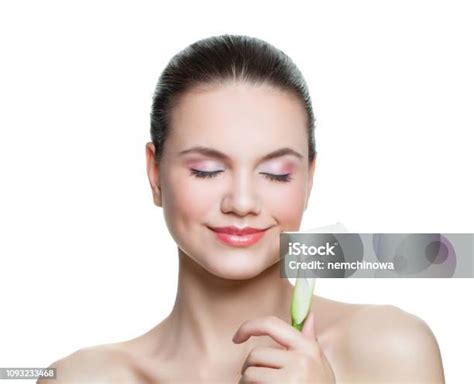 웃는 여자 스파 모델 흰색 배경에 고립 된 꽃을 들고 미용 뷰티 스킨케어 웰빙 개념 건강관리와 의술에 대한 스톡 사진 및 기타 이미지 건강관리와 의술 건강한 생활방식