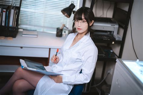 汪知子医生姐姐 8173×5448 美女图片 Huamao Wallpaper