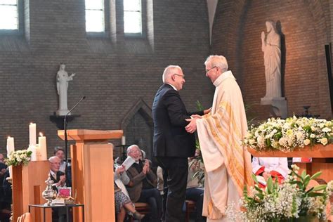 Priester Willy Snauwaert In Bloemetjes Gezet Tijdens Laatste Misviering