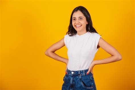 Mujer Brasileña Con Las Manos En Las Caderas Foto Premium