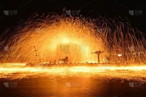钢水在高温中熔化溅出火花