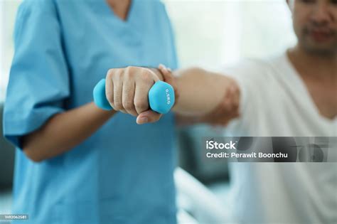 물리 치료 운동을 하는 재활 팔 통증 환자를 치료하는 물리치료사 물리치료사에 대한 스톡 사진 및 기타 이미지 물리치료사 물리치료 손 Istock