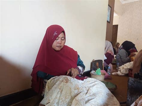 Meski Miliki Keterbatasan Fisik Batik Karya Sofiyah Sangat Diminati