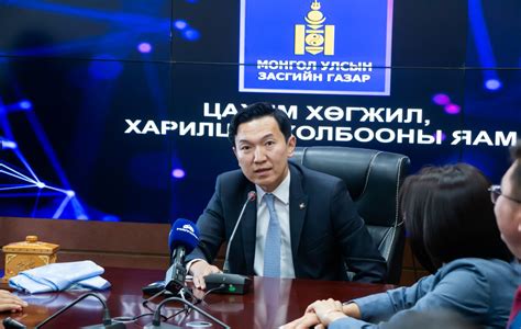 Цахим хөгжил харилцаа холбооны сайд Н Учрал үүрэгт ажилдаа оров