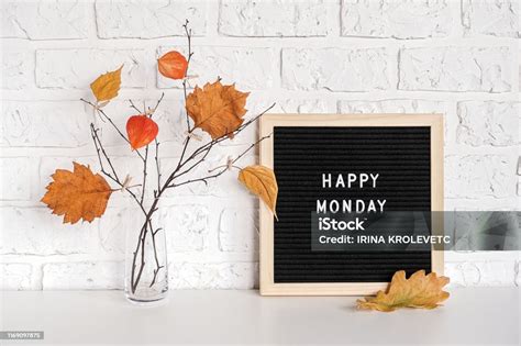 검은 편지 보드에 해피 월요일 텍스트와 엽서 인사말 카드 개념 안녕하세요 가을 월요일 에 테이블 템플릿에 꽃병에 옷핀에 노란색