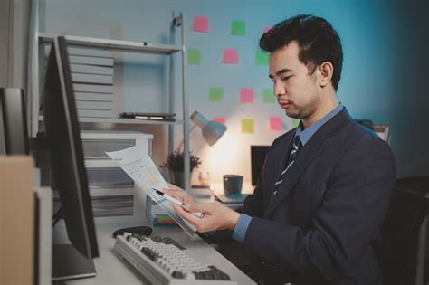 방에서 일하는 아시아 남성 사업가 신생 기업 직원들은 야간 초과 근무 바쁜 일 열심히 사무실에서 일하고 있습니다 초과 근무 개념입니다 30 34세에 대한 스톡 사진 및 기타