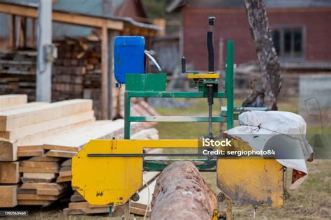 제재소 장비 제재소에서 로그를 가공하는 과정 기계 톱은 판자 판자에 나무 줄기를 보았다 목재 톱밥 작업 목재 목재 톱질 0명에 대한 스톡 사진 및 기타 이미지 Istock