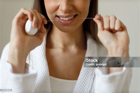 매력적인 웃는 젊은 여성의 초상화는 샤워 후 일상적인 절차에 종사합니다 양치질 치실 사용 백설 공주의 미소 닫습니다 25 29