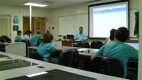 Estudiantes Del Nivel Intermedio Trabajan Con Semaforo En Arduino