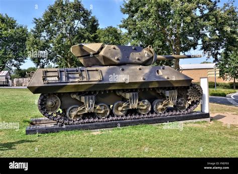 M10 tank tracks -Fotos und -Bildmaterial in hoher Auflösung – Alamy