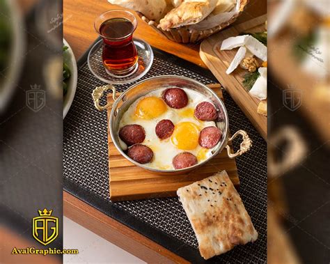 عکس صبحانه سوسیس تخم مرغ با چای و یک کف دست نان