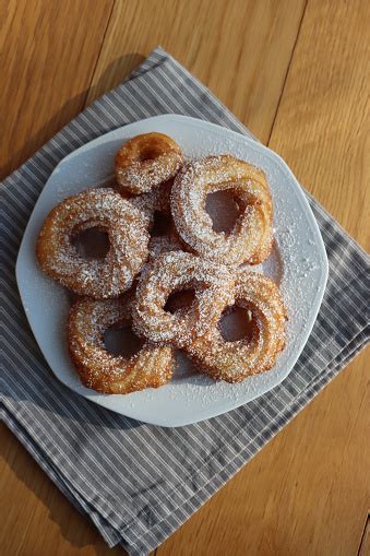 가루 설탕과 함께 튀긴 Zeppole의 상위 뷰입니다 테이블에 나폴리 달콤한 과자 0명에 대한 스톡 사진 및 기타 이미지 0