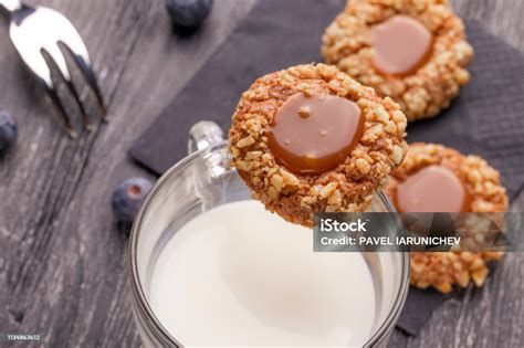 검은 냅킨 블루베리와 우유가 있는 유리 머그잔 가장자리에 카라멜 잼이 있는 땅콩 쇼트 브레드 쿠키 갈색에 대한 스톡 사진 및 기타 이미지 Istock