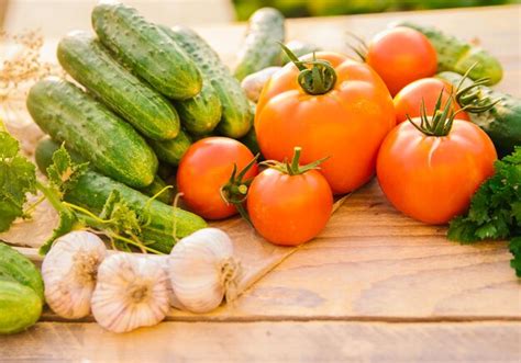 Verduras Frescas Sobre Un Fondo De Madera Pepinos Tomates Ajo Eneldo