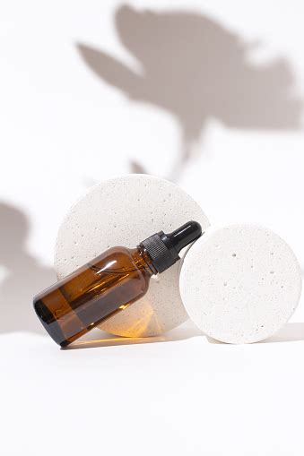 그림자 장미 꽃이있는 연단에 유리 점적기 병 히알루 론산 오일 콜라겐과 펩타이드와 혈청 스킨 케어 제품 모형 포장 화장품 디자인 브랜딩 개념에 대한 스톡 사진 및 기타