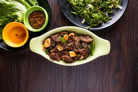 매운 소스를 곁들인 고구려 쇠고기 불고기는 나무 테이블에 고립 된 접시에 제공됩니다 한국 음식의 평면도 건강한 생활방식에 대한 스톡 사진 및 기타 이미지 Istock