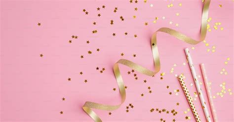 분홍색 배경에 황금 파티 장식 색종이 별 휴일 장식 및 파티 깃발이있는 평평한 레이아웃 구성 크리스마스 생일 또는 결혼식 개념 플랫 레이 평면도 사진