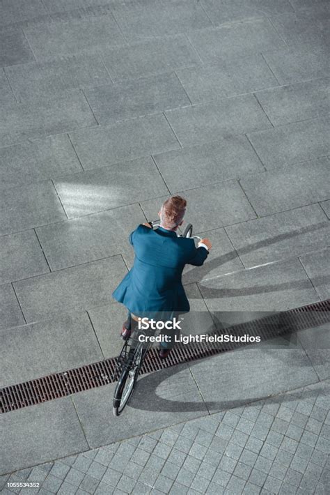공식적인 마모 거리에 자전거를 타고 있는 실업가의 뒷면 두발자전거에 대한 스톡 사진 및 기타 이미지 두발자전거 하이 앵글 거리 Istock