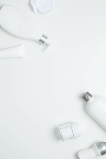 흰색 바탕에 화장품 미용 제품 브랜딩 모형이 있는 병과 튜브 피부 관리와 아름다움 개념 평면도 평면도 복사 공간 0명에 대한