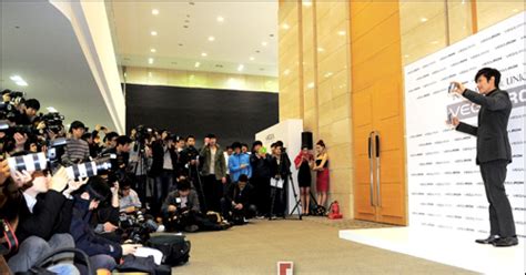 E포토 베가 아이온 신제품 발표회장에 나타난 이병헌