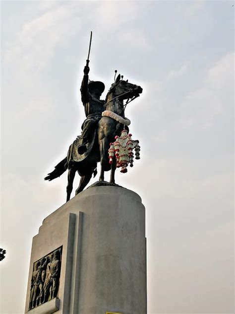 อนุสาวรีย์สมเด็จพระเจ้าตากสินมหาราช เที่ยวแล้วได้อะไร Facebook