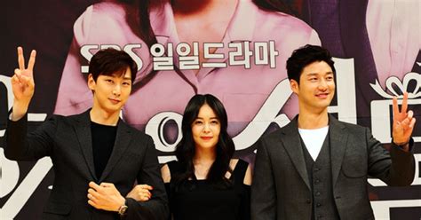 E포토 허이재 훈남 사이에서 행복한 미소