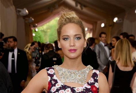 Jennifer Lawrence Wears Figure Hugging Dior Couture To The 2015 Met