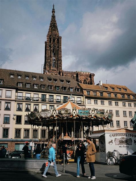 집 밖의 거리 사진 건축 걷고 있는 사람 경치가 좋은 고딕 양식의 건축물 관광 관광 명소 광장 그랜드 에스트