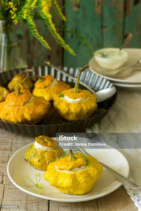 Pattypan 호박 또는 호박 향미료와 딜 리 코타와 박제 고 사 우 어 크림 소스와 함께 제공 됩니다 채식 음식입니다 오븐에 대한 스톡 사진 및 기타 이미지 Istock