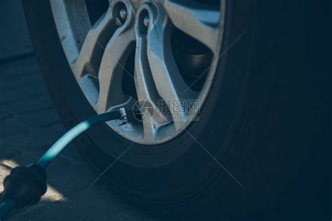 男子在公路长途旅高清图片下载 正版图片503554667 摄图网