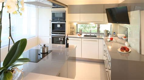 Де повісити телевізор на кухні практичні поради та ідеї