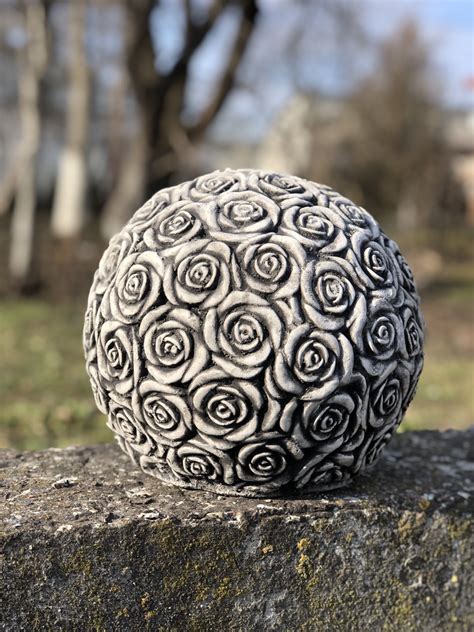 Садова фігура куля троянди для декору саду виготовлена з цементу ручної роботи 23 см фото