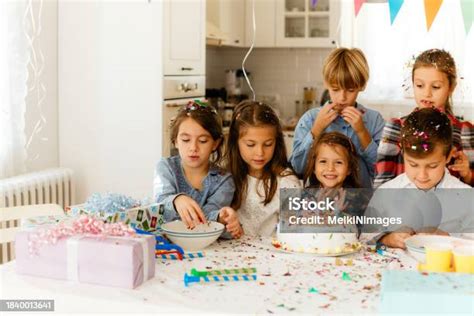 생일 축하 행사에서 색종이 조각으로 즐거운 시간을 보내는 아이들 10 11세에 대한 스톡 사진 및 기타 이미지 10 11세 4 5세 8 9 살 Istock