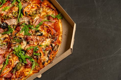 훈제 소시지 베이컨 고기 토마토 치즈 아루굴라와 식욕을 돋우는 피자 0명에 대한 스톡 사진 및 기타 이미지 0명 건강에 좋지 않은 음식 건강한 식생활 Istock