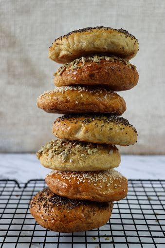 호박 참깨 해바라기 양귀비 씨앗으로 덮인 신선하고 수제 베이글의 이미지 냉각 랙 회색 대리석 효과 배경에 적층 0명에 대한 스톡 사진 및 기타 이미지 Istock