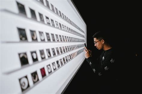 스마트폰을 사용하는 동안 서 있는 남자 사진 Unsplash의 무료 사람의 이미지