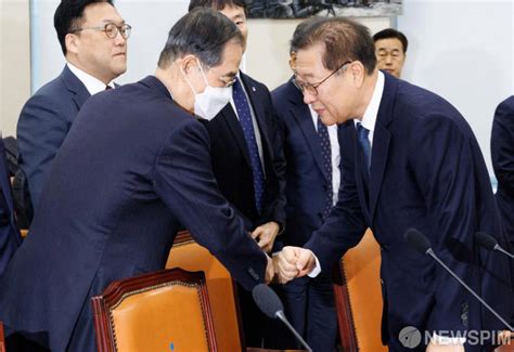 주먹인사 나누는 한덕수 박성재