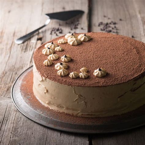 Шоколадный торт с пряной ноткой черносливом и карамелью