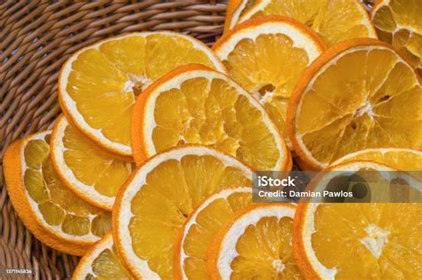 고리버들 바구니에 말린 오렌지 슬라이스 탈수감귤류 바퀴 포푸리에 대한 스톡 사진 및 기타 이미지 포푸리 껍질 오렌지 감귤류 과일 Istock